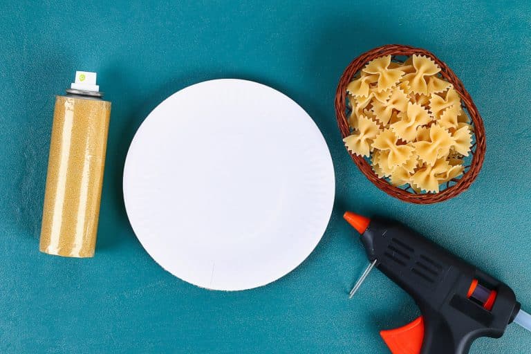 How to Make a DIY Christmas Wreath from Pasta